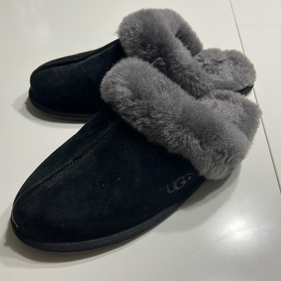 UGG | Shoes | Ugg Size Black Slippers | Poshmark